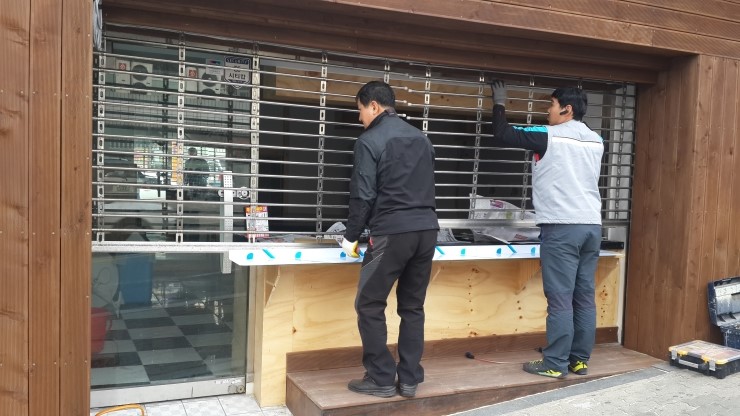 해운대 분식점 샤시스텐판 시공부산h빔 H빔학교대문 학교문 폴딩도어 접이문 부산접이문 부산계단 부산갈바 철계단