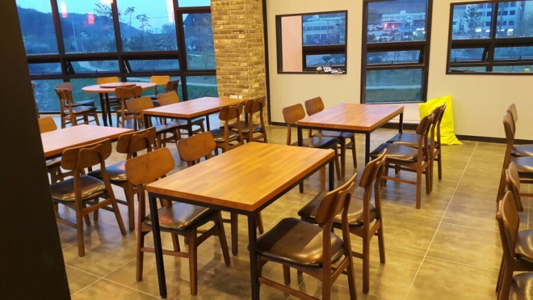열린탁자진주 이차이 중국요리전문점탁자테이블멀바우테이블회전원형테이블철재다리테이블중식원형탁자식당식탁업소용의자원목