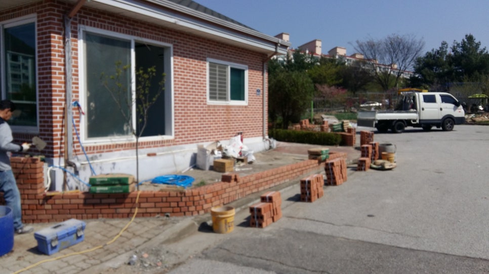메쉬펜스 철거와 함께 새롭게 적벽돌 조적쌓기 울타리 담장 펜스 설치 화단 조경 공사 네이버 블로그