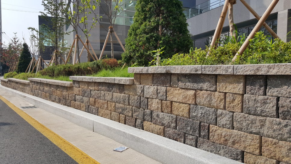 이노블록 꾸준한 인기에는 그만한 이유가 있다는데하이랜드스톤 편 이노블록이노블럭경관옹벽보도블록하이랜드조경옹벽